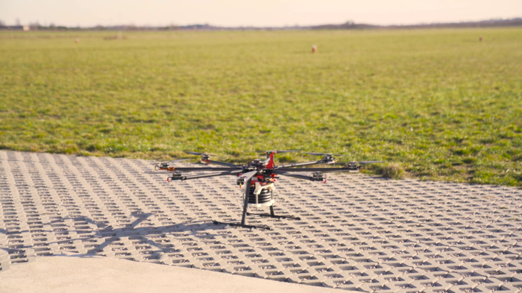 Lifting tests of a flying platform - AutoInvent